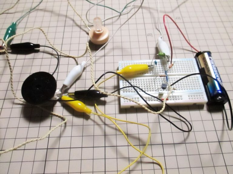 1石トランジスタラジオをアンプ内蔵スピーカーを使って大音量で鳴らす！ | UKEURI BASE